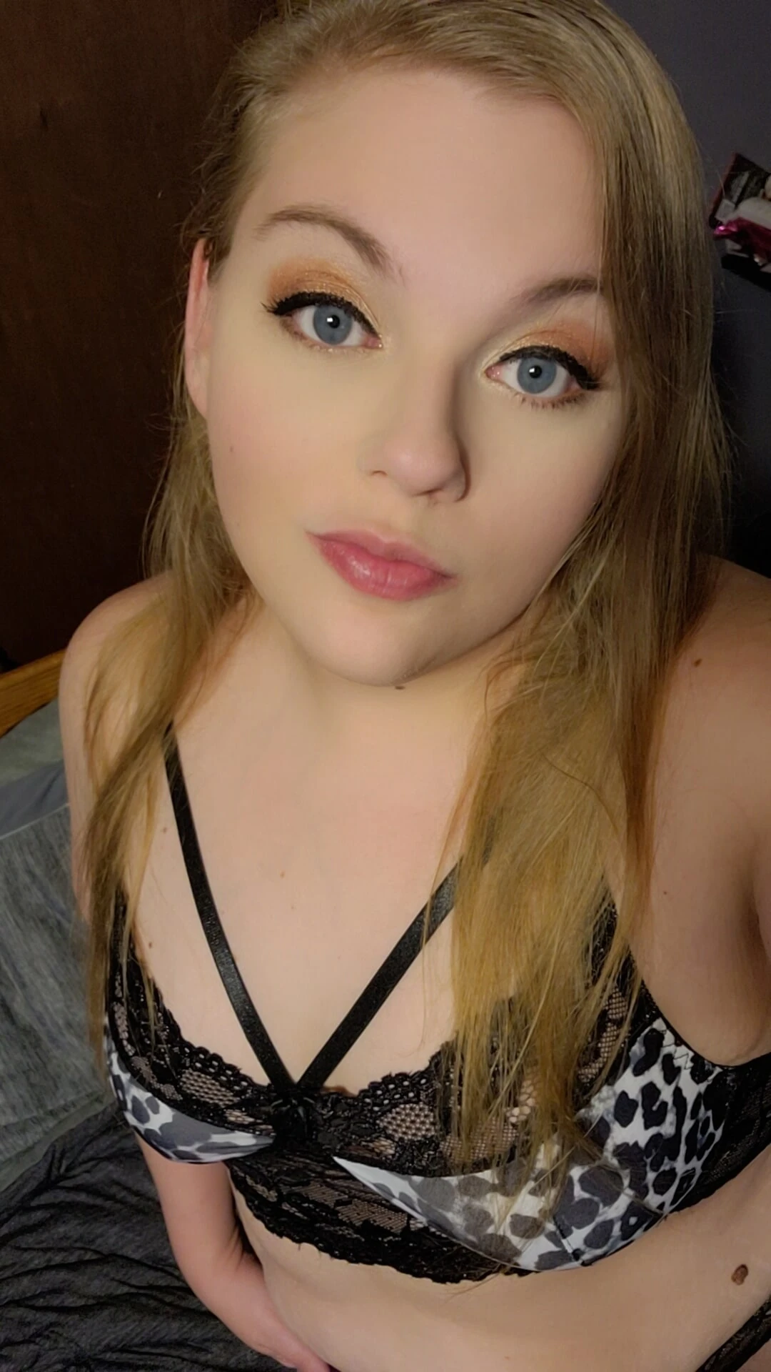 Beautiful sexy chubby bbw milf in lingerie - 5 Pics | xHamster