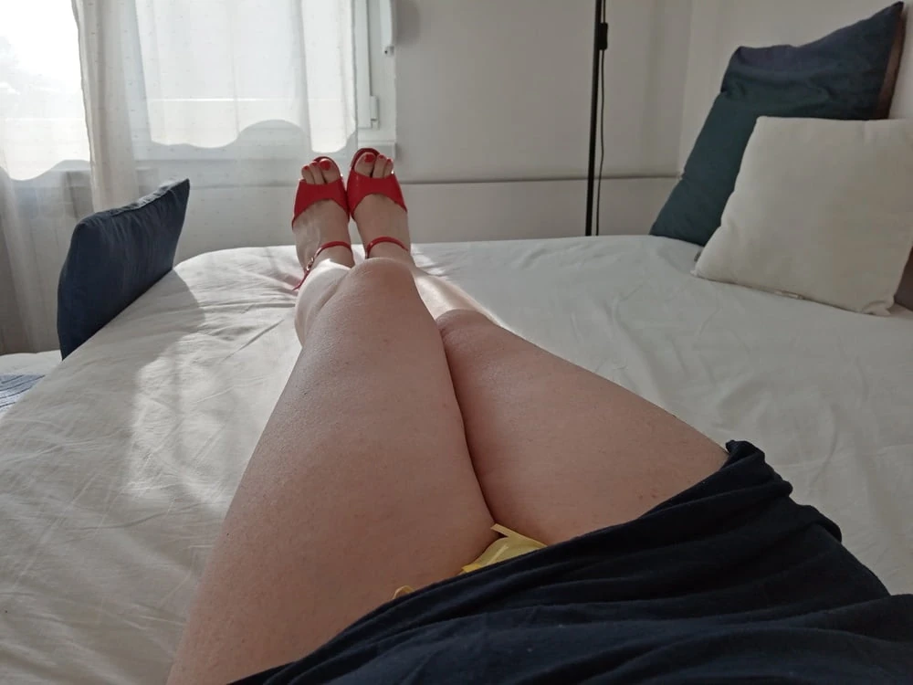 Milf Tranny Shows Off Her Slender Legs In Red Heels While Ma 5 Pics Xhamster